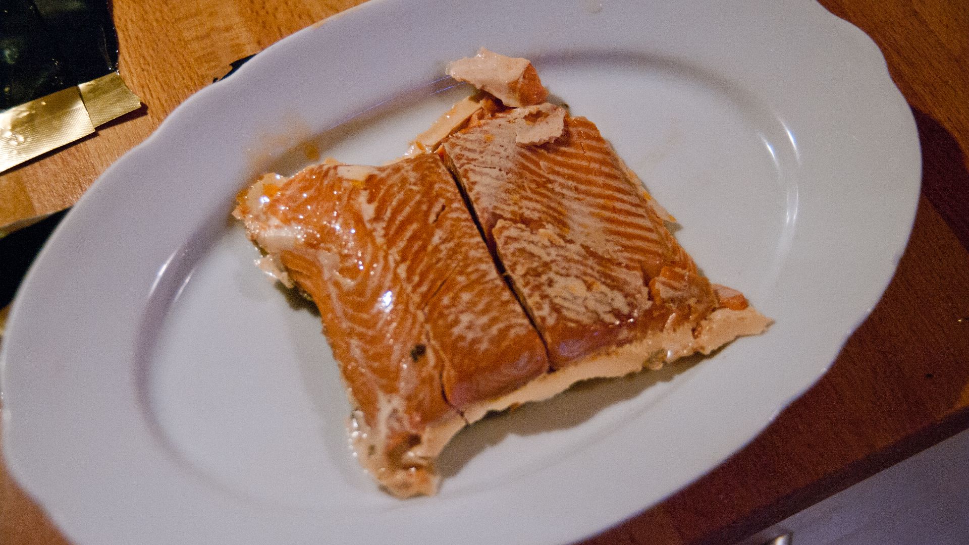 10 Human Foods Cats Can Eat & 10 You Should Never Feed Them