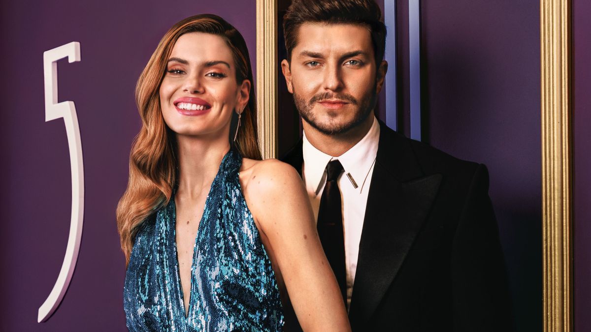 Na reta final da gravidez, Camila Queiroz mostra barriga em chá de bebê