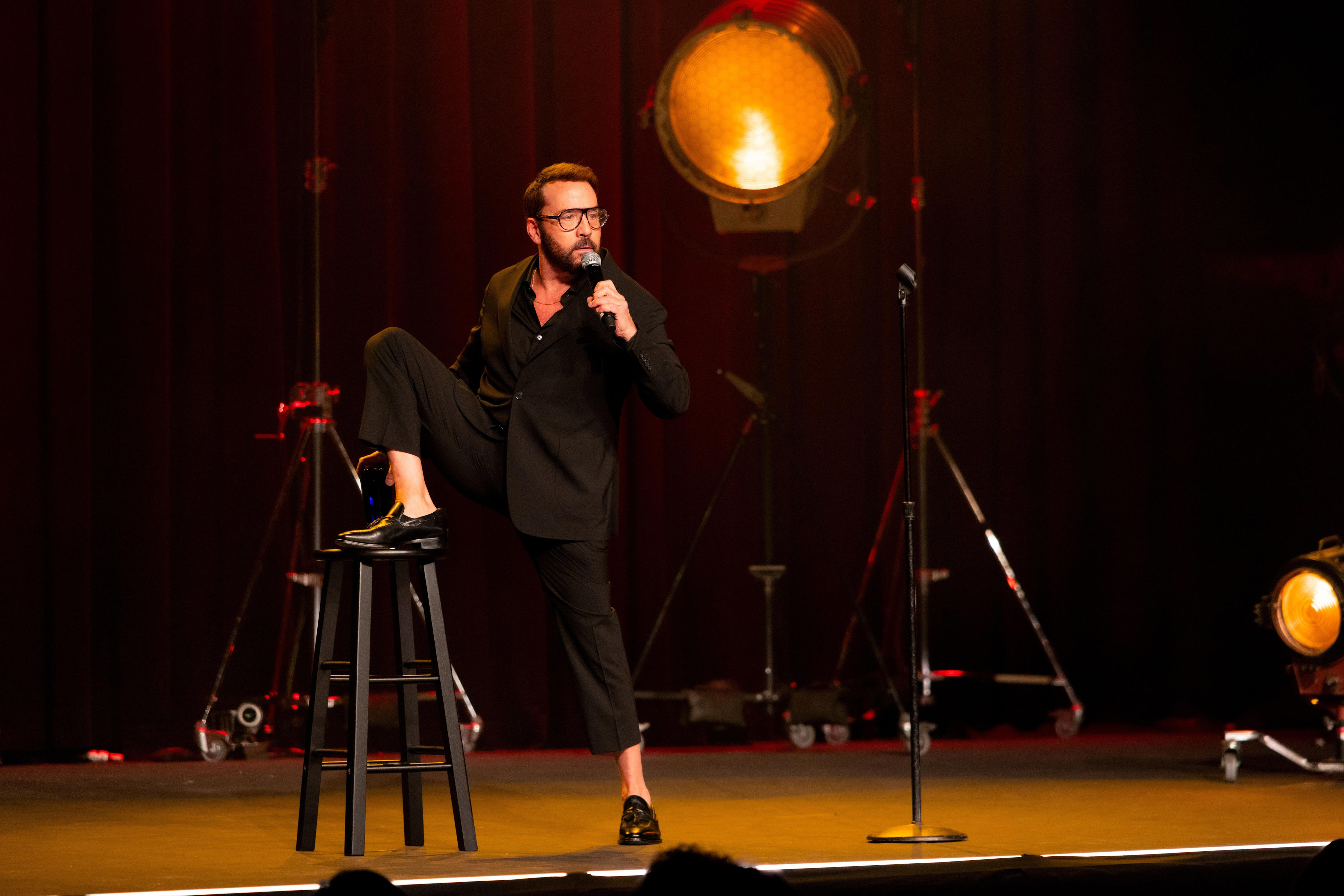 Actor Jeremy Piven talks Tom Brady, Boston and standup comedy show