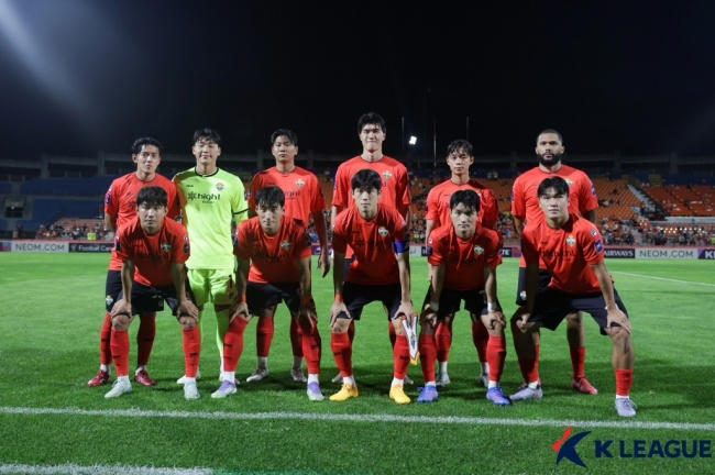 초보 감독의 ‘첫 ACLE 파격 로테이션’, 강원의 새 역사 이끌다…선수단 향한 굳은 신뢰, “뱉은 말 지키고 싶었다” [MK춘천]