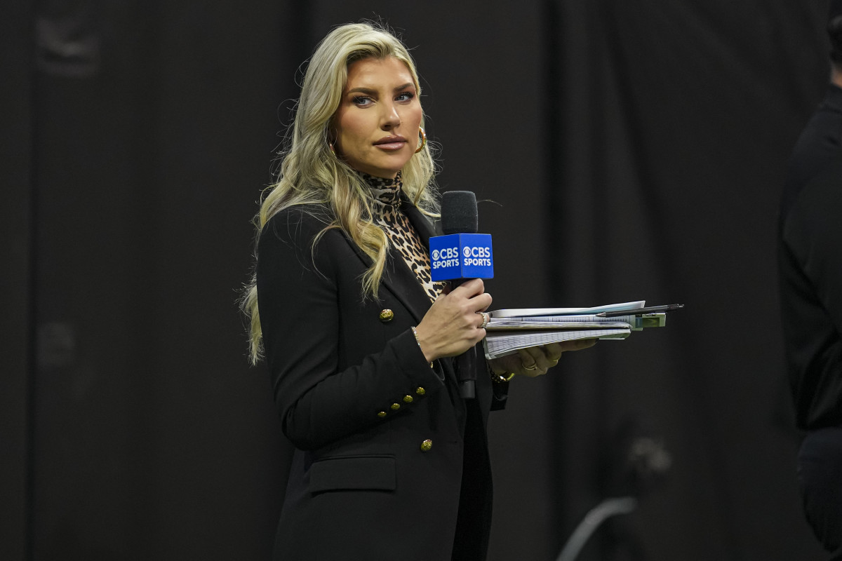 NFL Sideline Reporter Melanie Collins Goes Viral In 'Gorgeous' Outfit