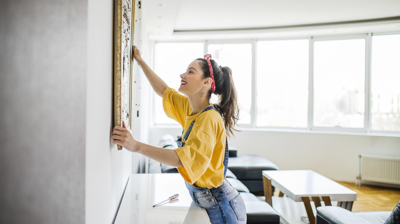 9 Things To Avoid Hanging On Walls To Make Your Home Look & Feel More ...