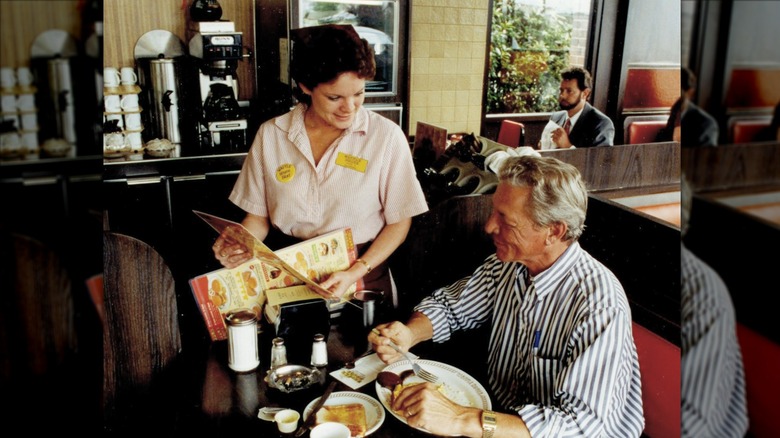 10 Rules Everyone Should Know For Eating At Waffle House