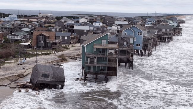 Oceanfront Home Collapses on North Carolina's Outer Banks