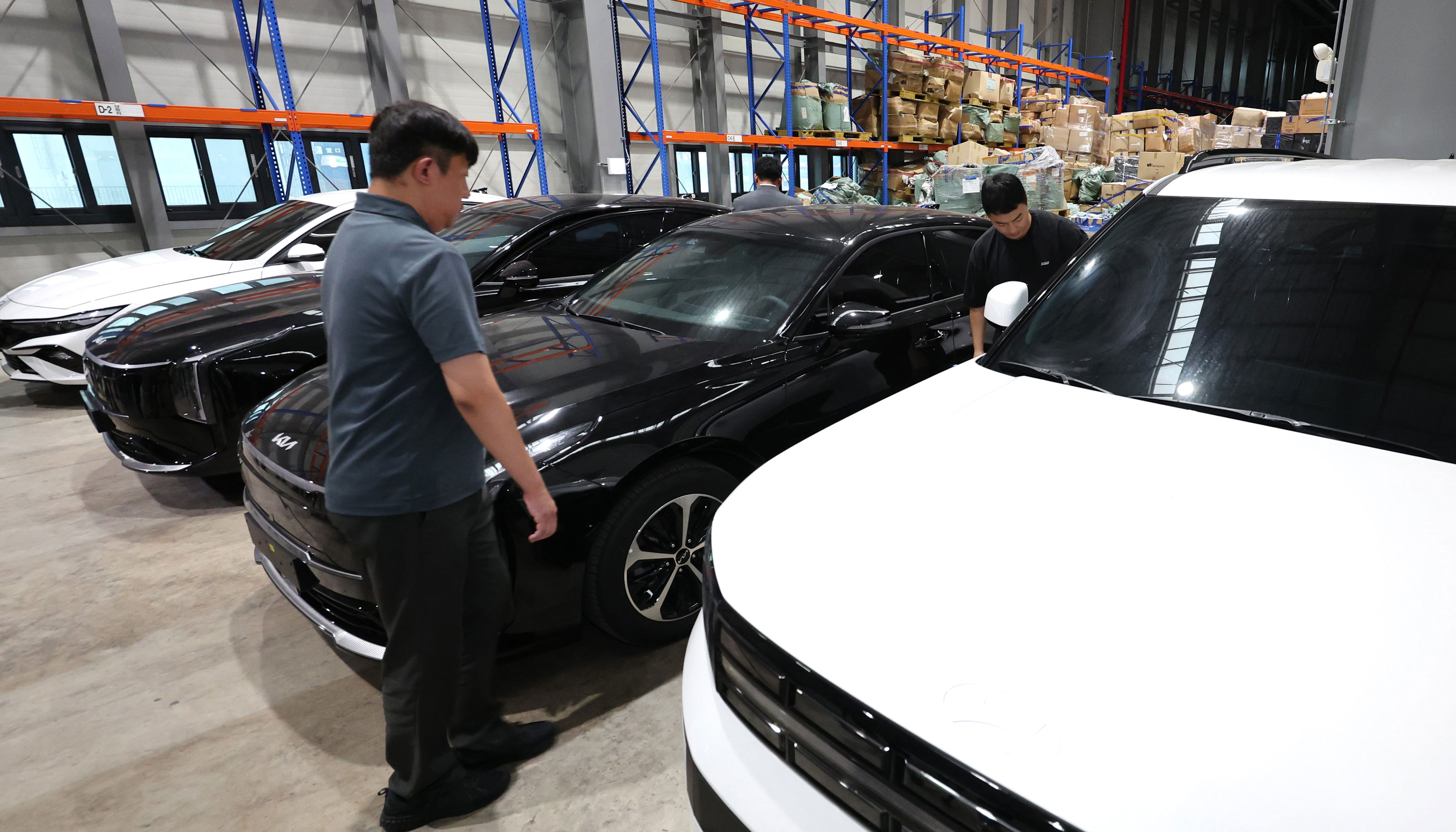 Incheon Customs returns four smuggled stolen vehicles to owners