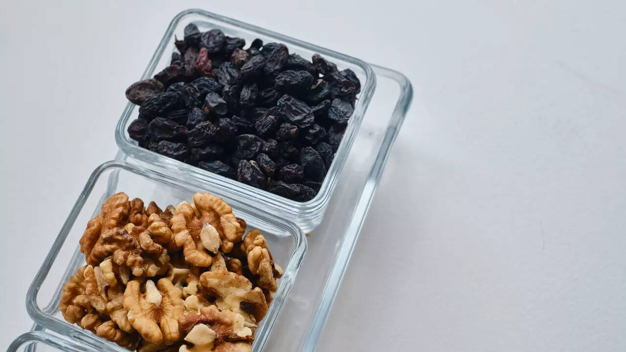 Soaked walnuts with raisins: Why it should be part of morning breakfast