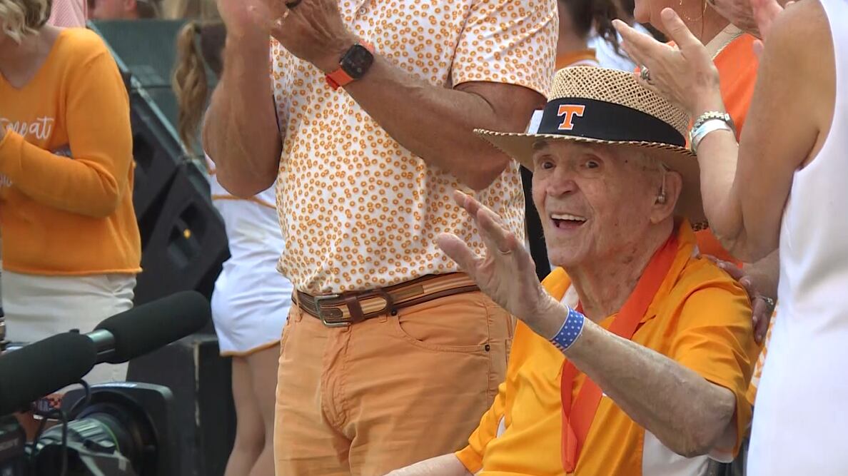 WWII veteran, oldest living VFL honored during Tennessee game against ...