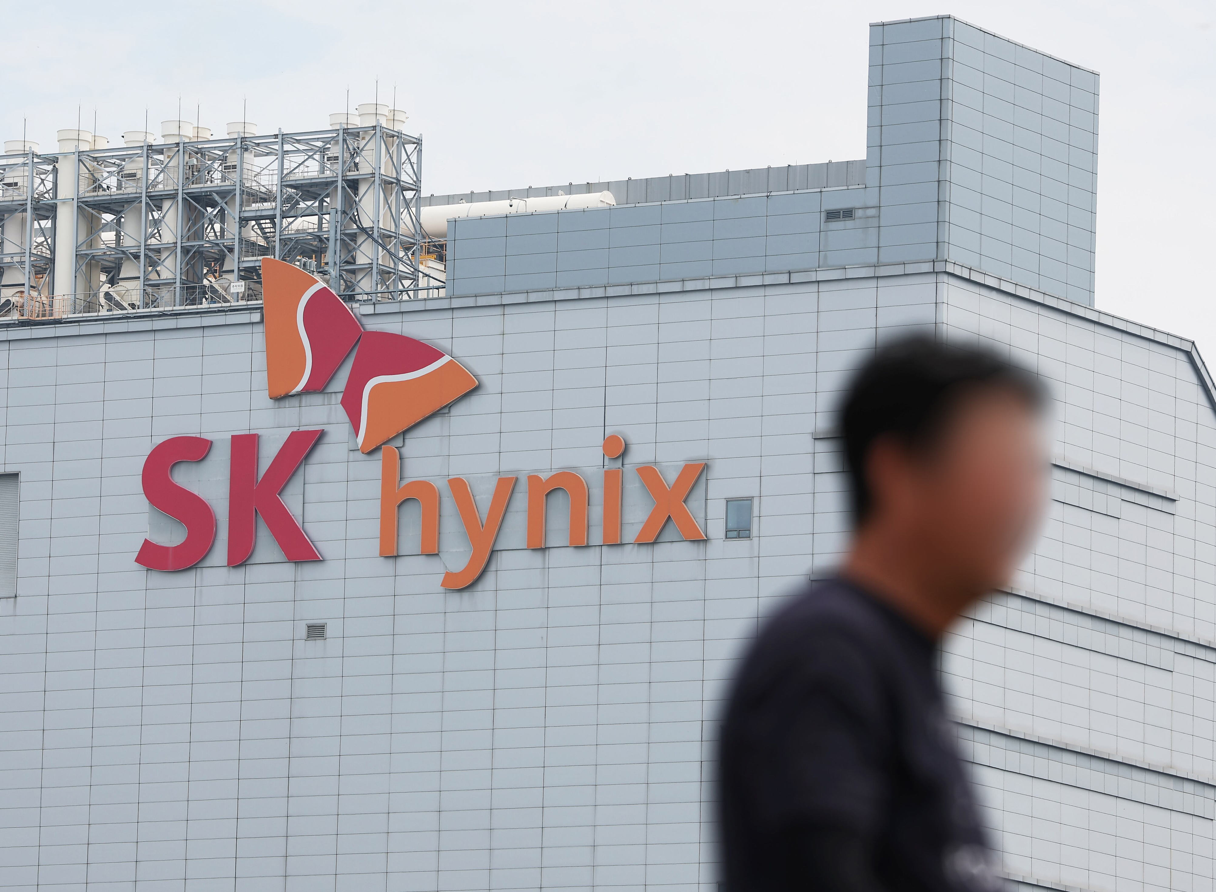 Samsung engineer applies for SK Hynix new graduate role despite experience