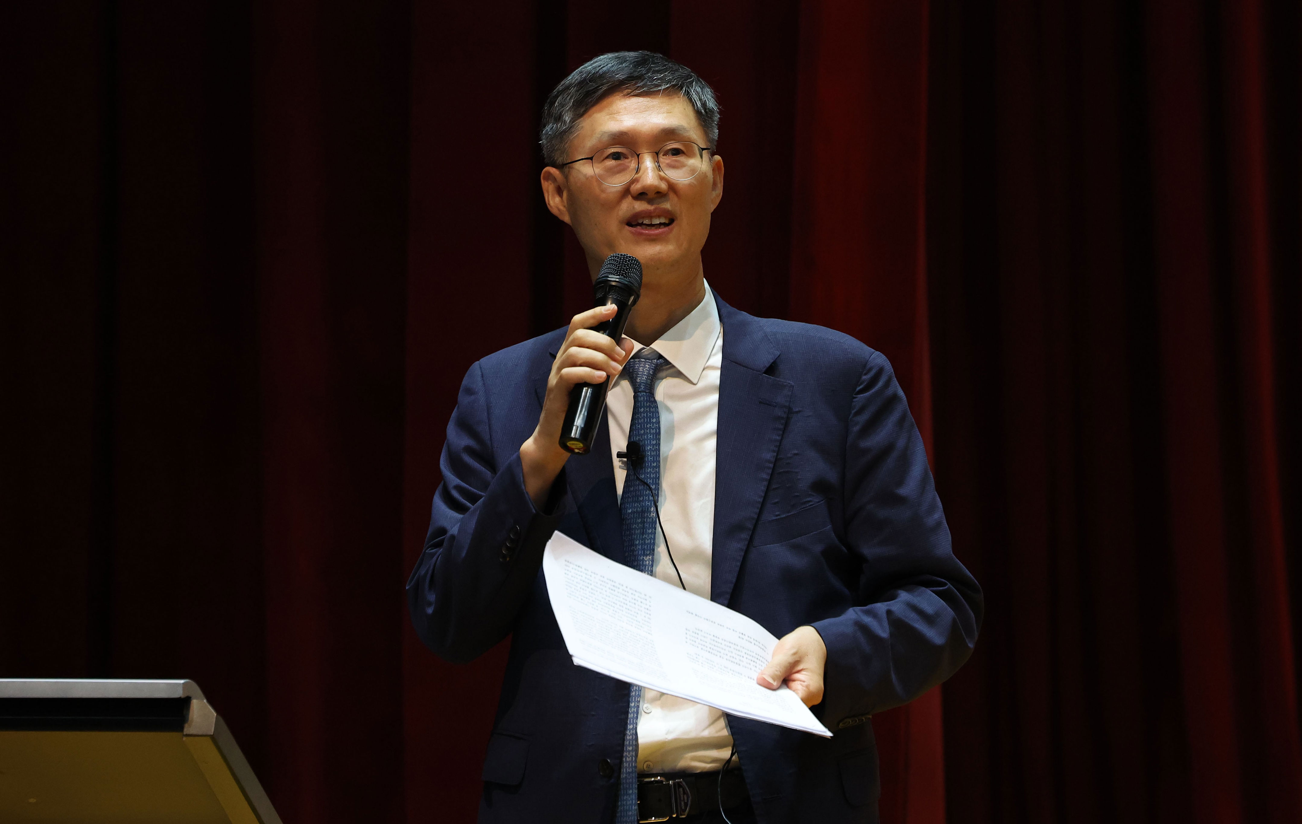 Moon Hyung-bae: 'Read Constitution' in power hierarchy debate