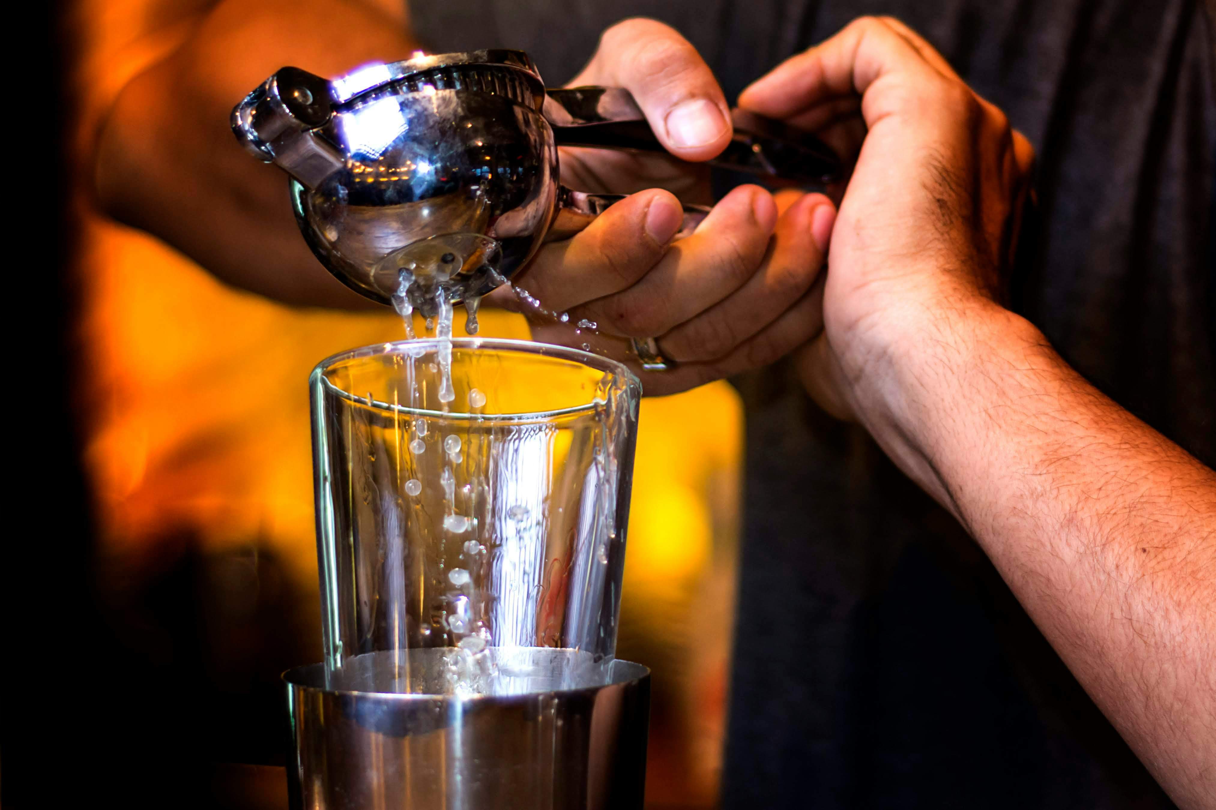 El truco definitivo para exprimir un limón sin que tenga un sabor amargo