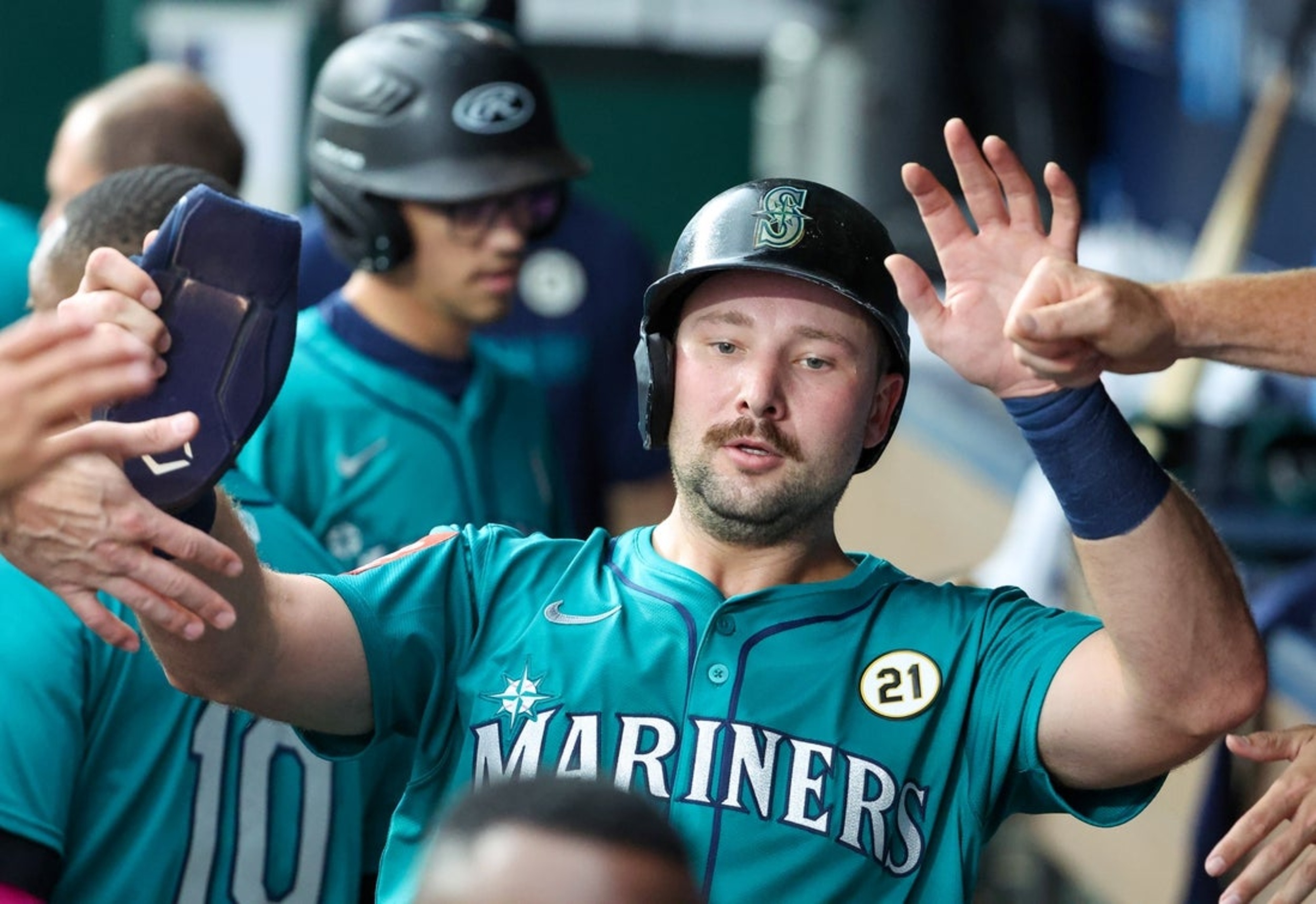 Cal Raleigh produces record-setting homer night as Mariners blast Royals