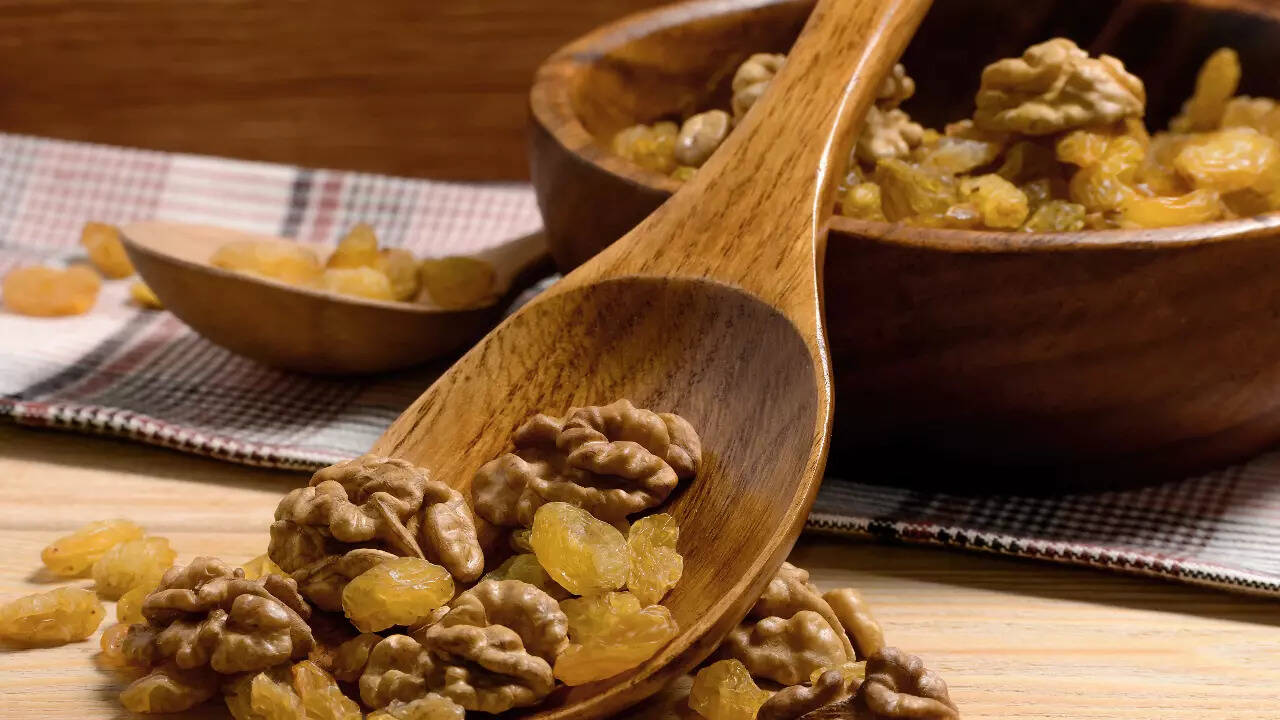 Soaked walnuts with raisins: Why it should be part of morning breakfast
