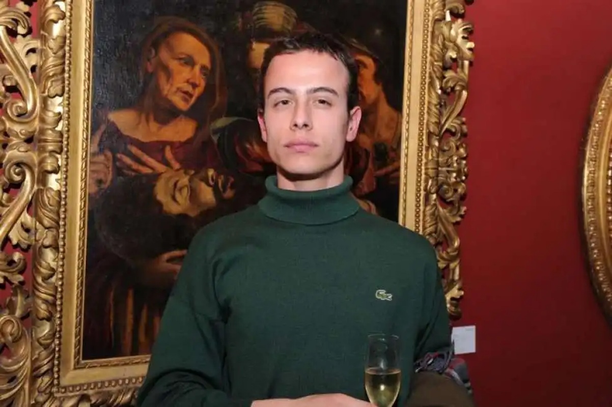 Il Conte Robert Filo della Torre denunciato: lancia per strada la sua ...