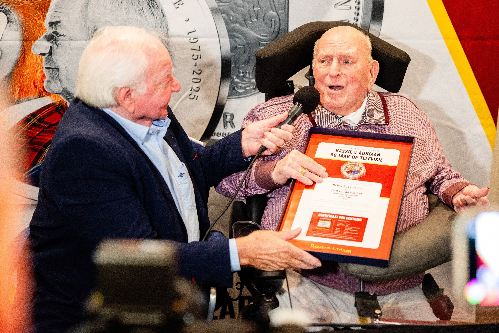 Bas van Toor krijgt munt cadeau op 90e verjaardag