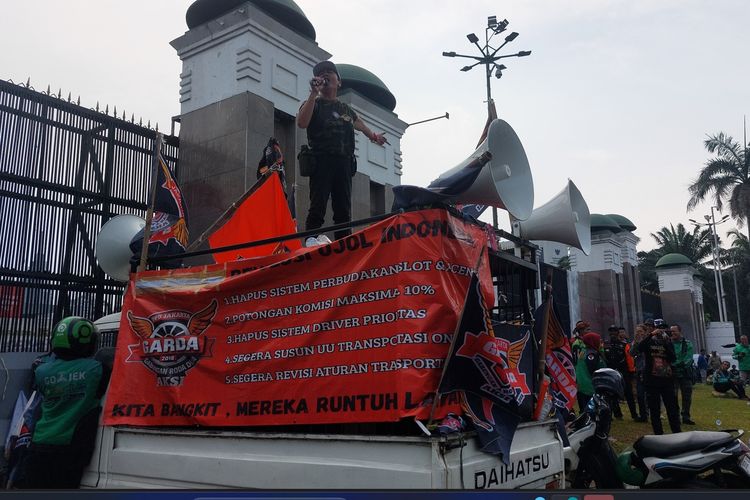 Polisi Terapkan Rekayasa Lalu Lintas Depan Gedung DPR RI, Imbas Demo ...