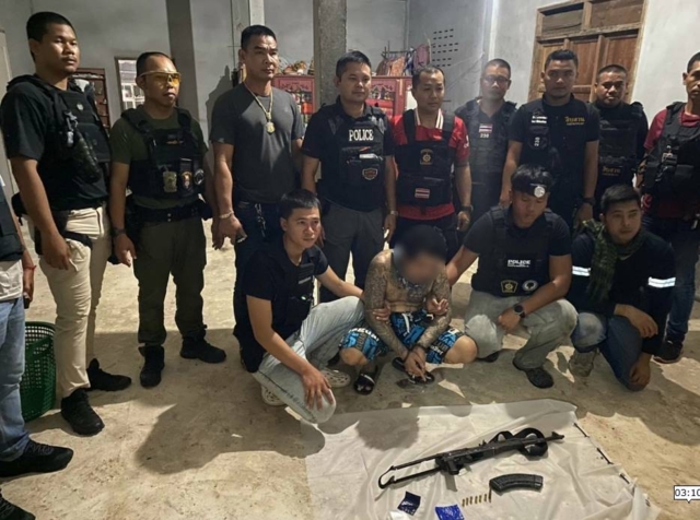 ระทึก! ปิดล้อมหนุ่มคลั่งถืออาวุธปืนสงคราม AK-47 ขู่กราดยิง
