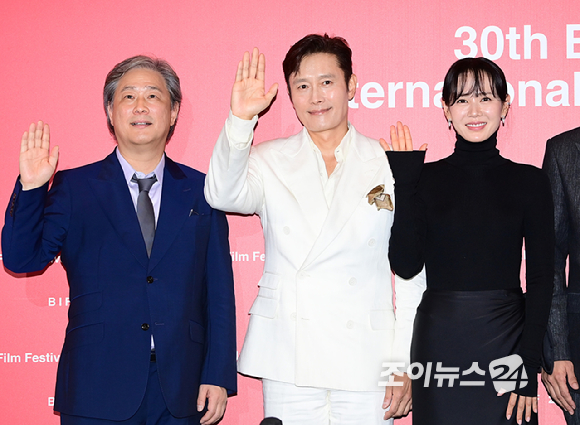 [30th BIFF] '어쩔수가없다' 웃다가 울다가, 압도적 연기·연출 차력쇼(종합)