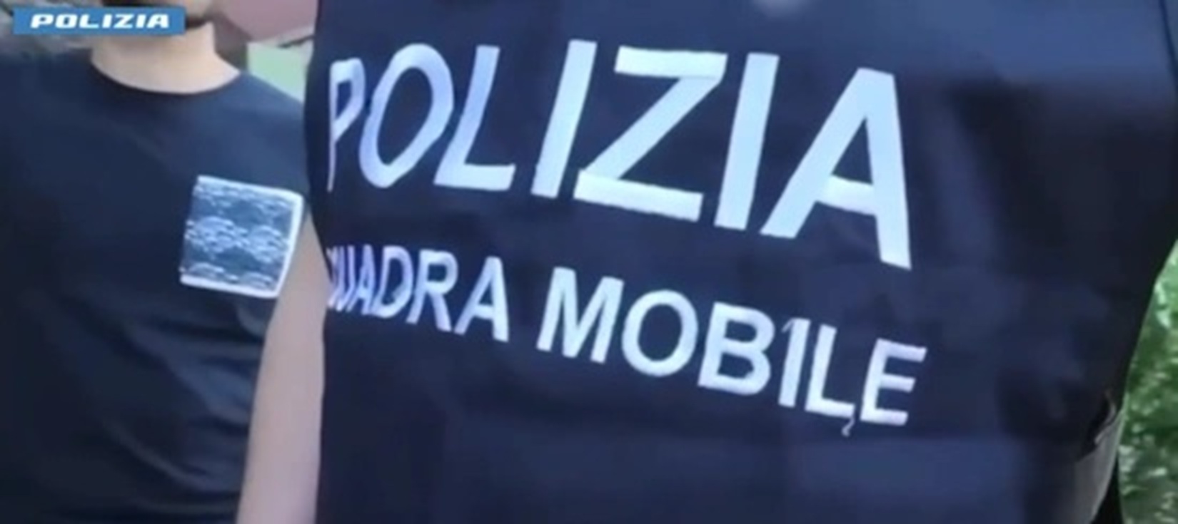 Pupazzo di un frate impiccato trovato allo Zen di Palermo