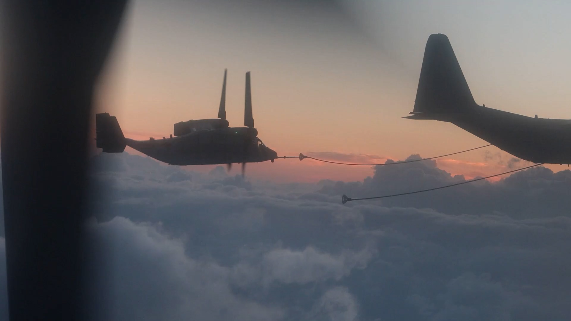 Ravitaillement aérien de Marines américains de nuit