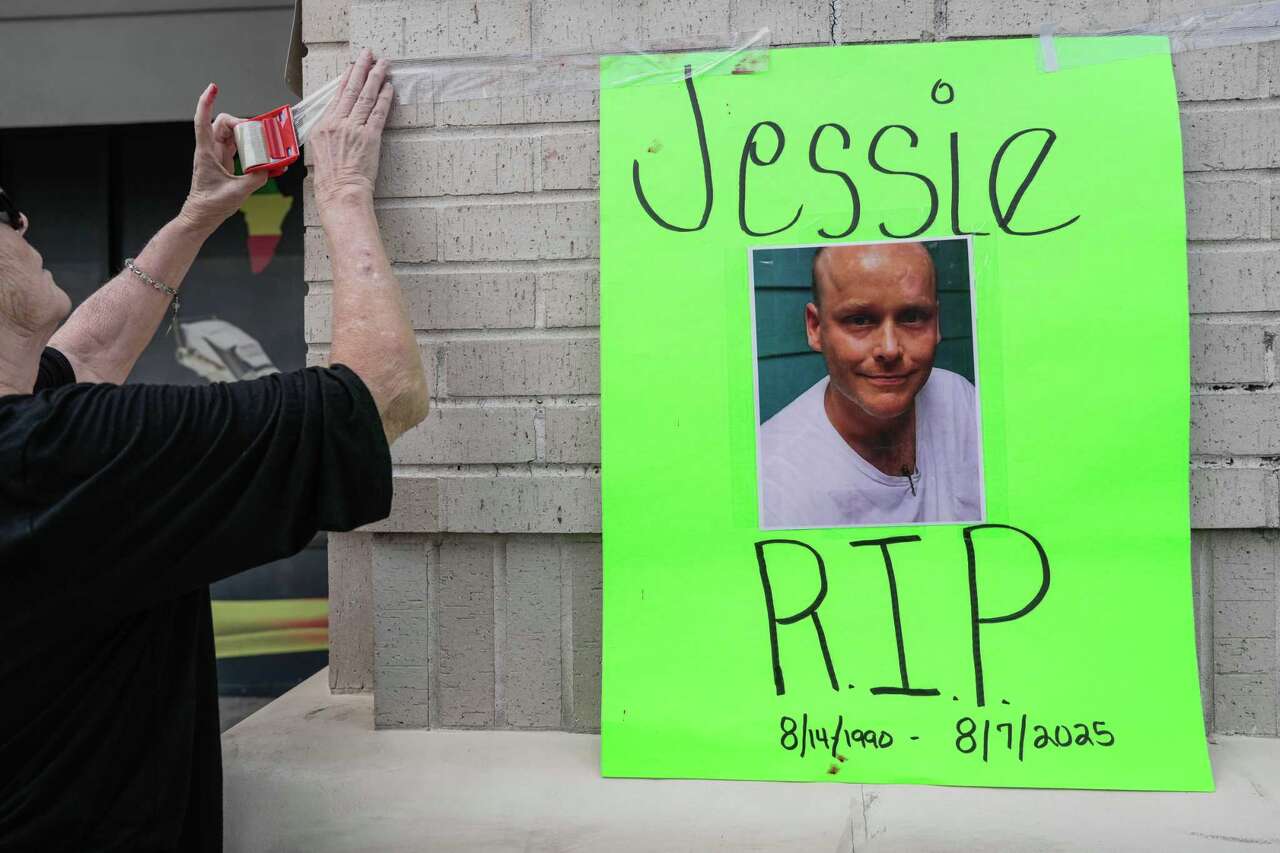 Parents say son would be alive if Houston restaurant staff had called 911