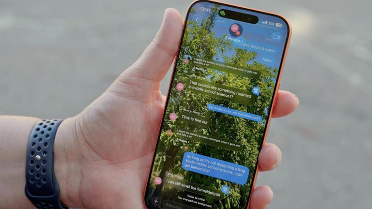 How to Add Custom Backgrounds to Messages in iOS 26