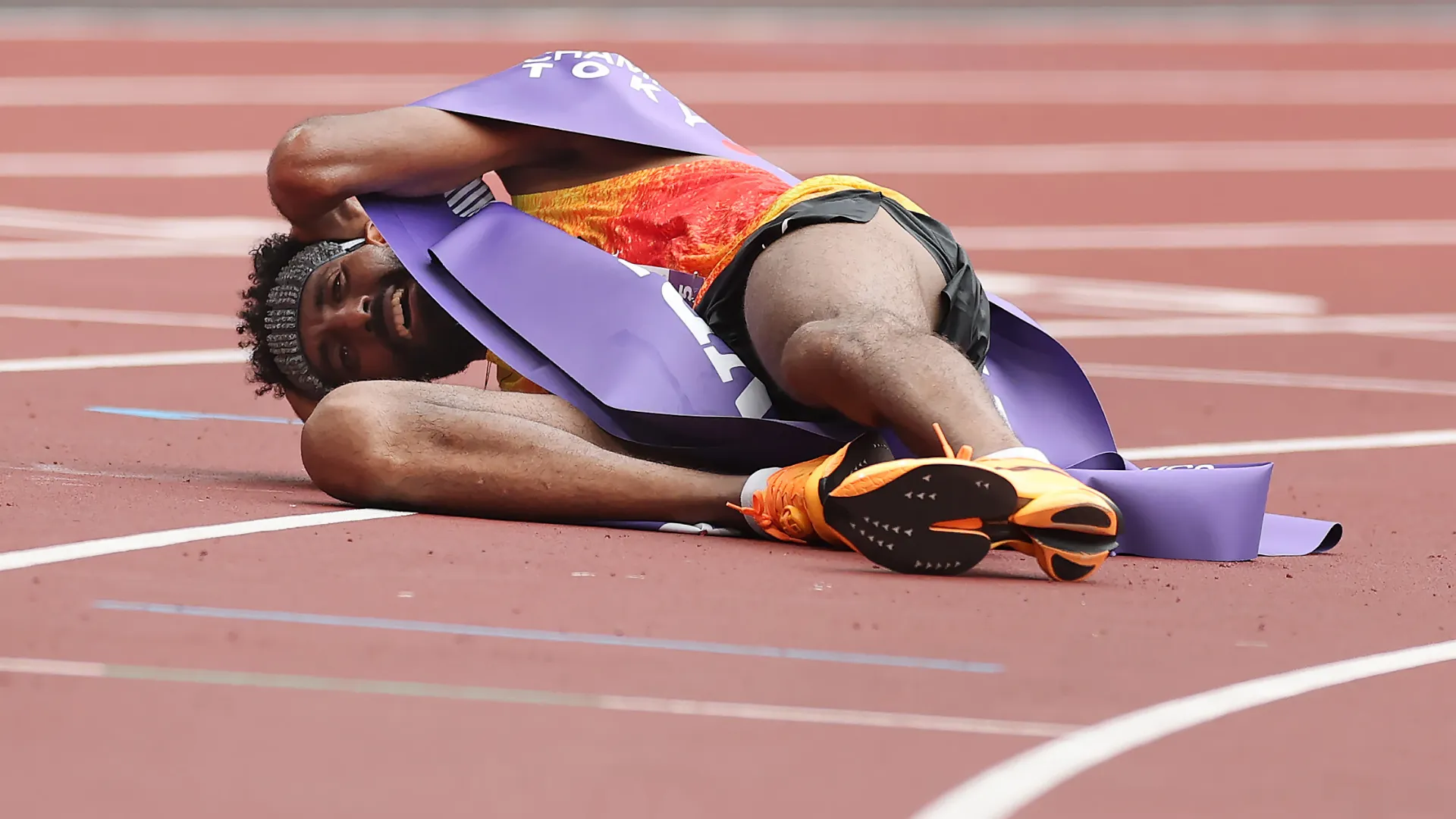 Il franchit la ligne d'arrivée et s'effondre : les photos