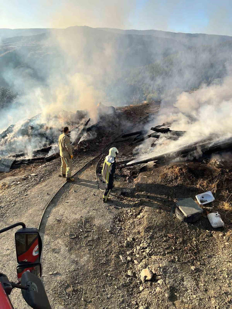 Kastamonu’da çıkan yangında iki ev ve iki samanlık kullanılamaz hale geldi