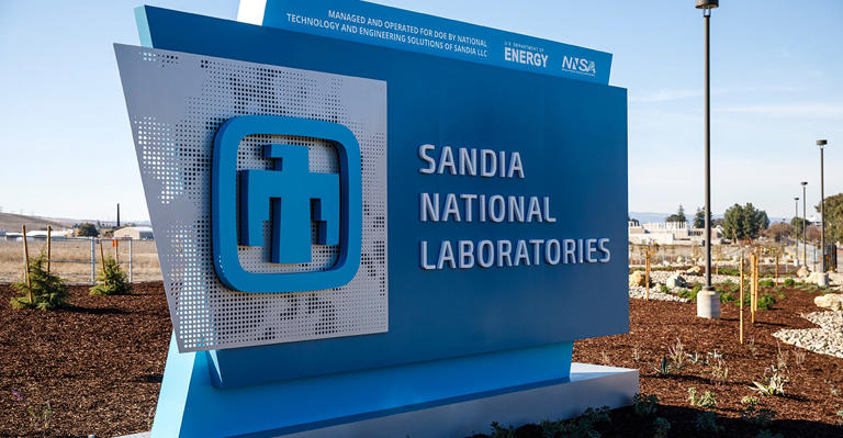 Chinese Engineers Stun the World With Supercomputer That Mimics Real ...