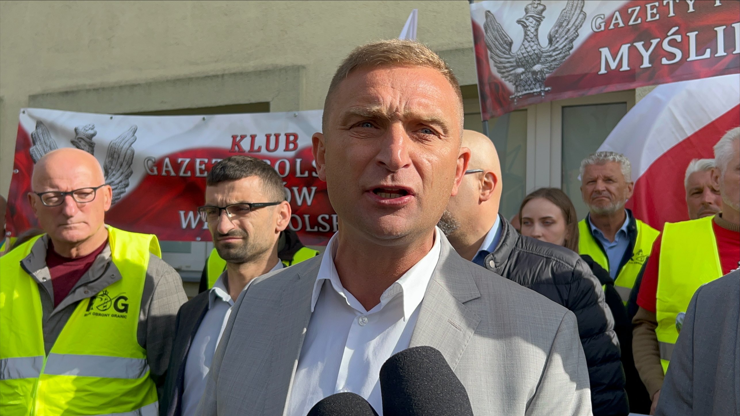 Robert Bąkiewicz bez aresztu, ale z nowym zarzutem. Na wiecu poparcia ...