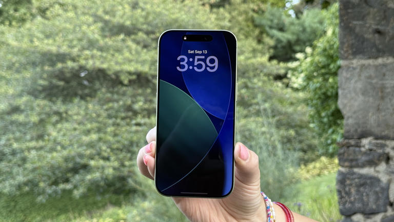 Make your iPhone last longer with these simple battery-saving display ...