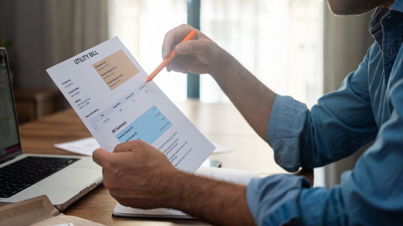 12 small money mistakes you don’t realize are raising your monthly bills