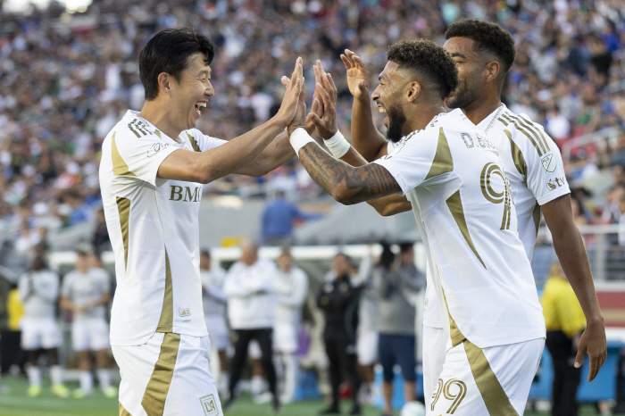 Heungmin is here! Son Heung-min, an amazing player, is too easy to play ...