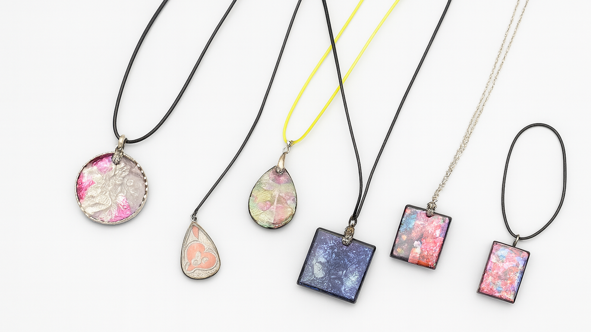 How to Create Unique Resin Effects Using Kitchen Foil