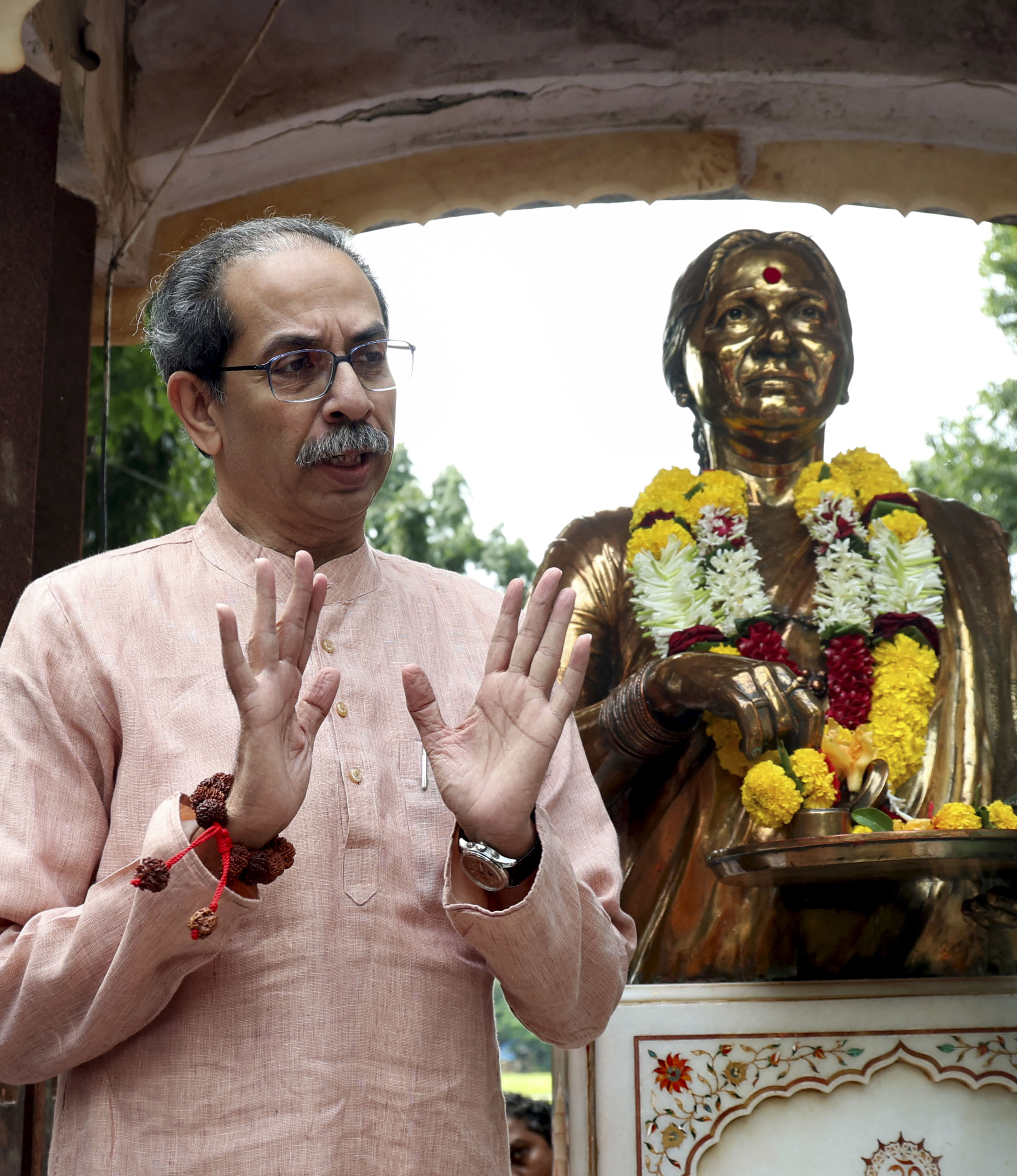 Paint thrown at statue of Bal Thackeray's wife Meenatai