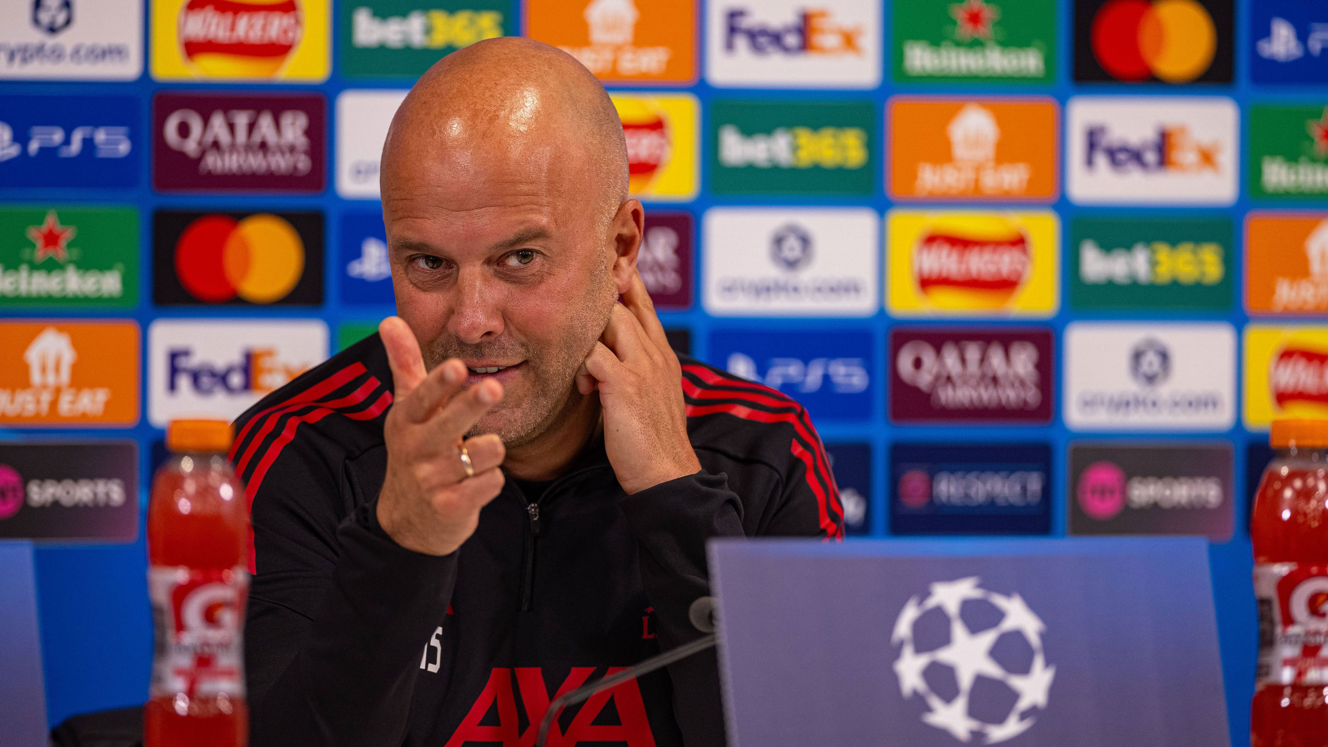 Liverpool-coach Arne Slot: 'Ik schrik nog steeds weleens wakker als ik ...
