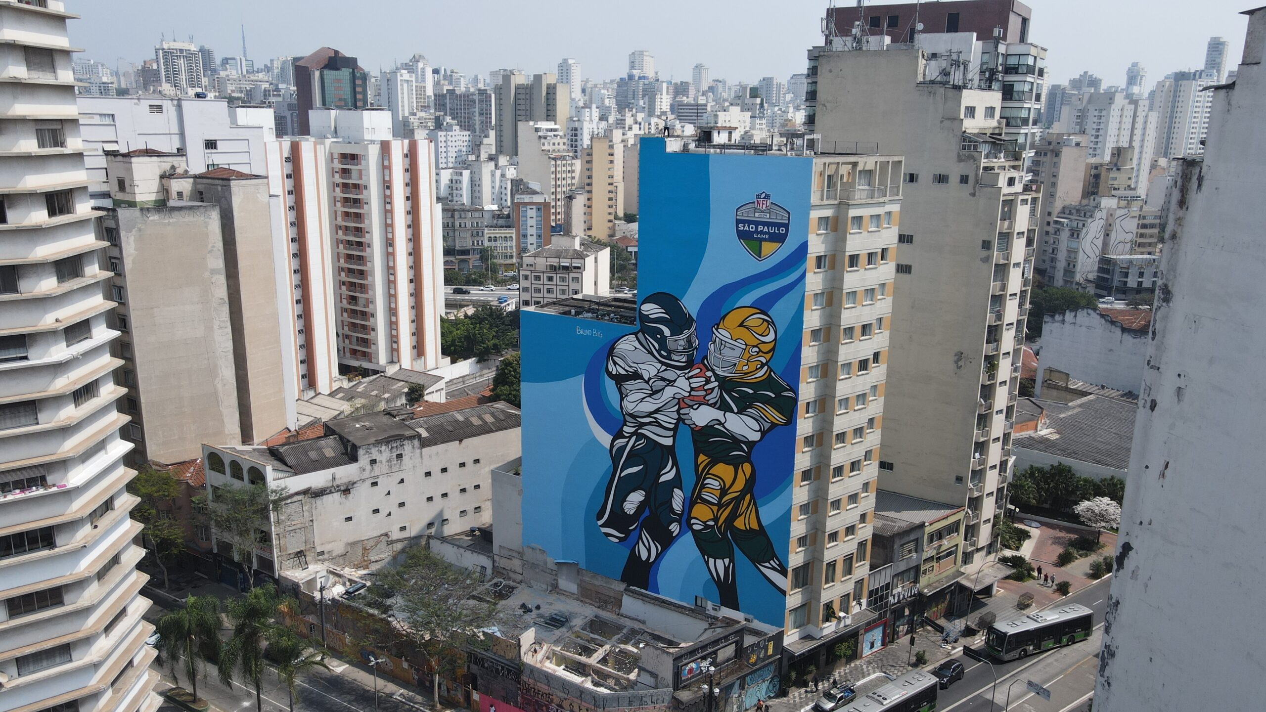Prefeitura de SP aplica multa em prédio com grafite do NFL de 2024