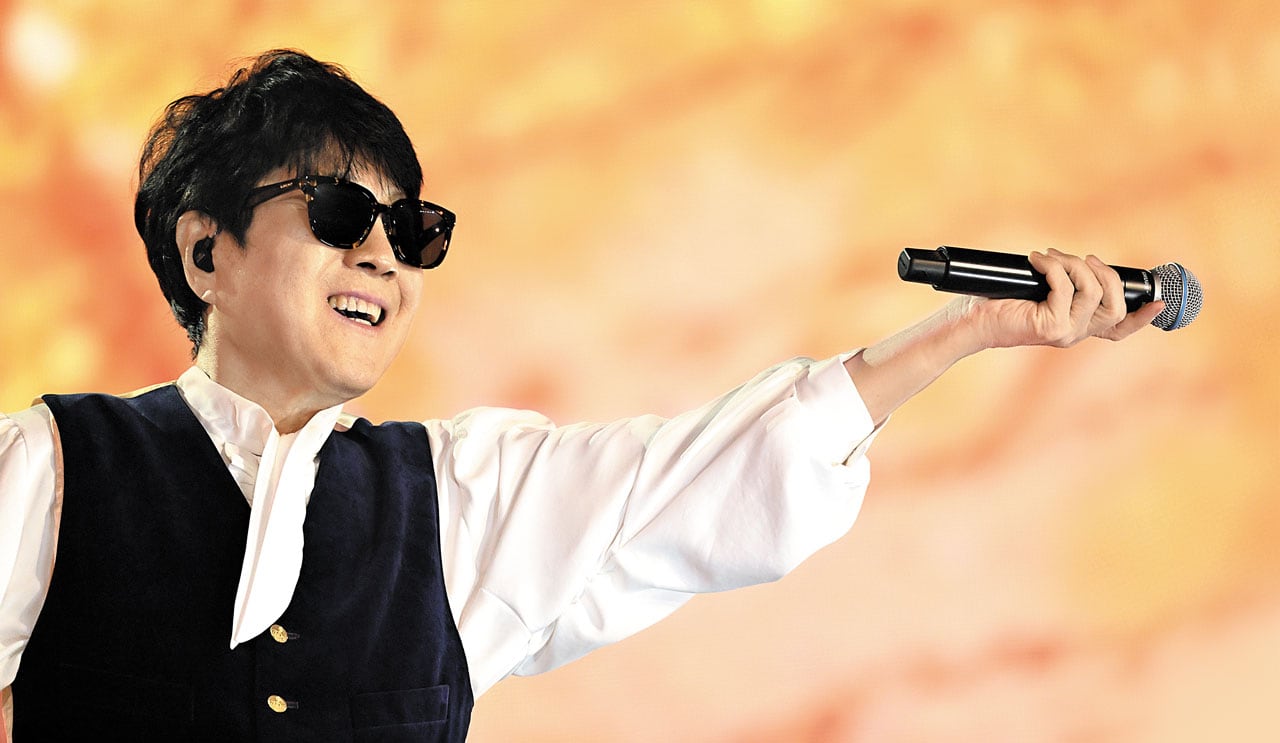 Cho Yong-pil performs 28 songs solo in legendary live stage