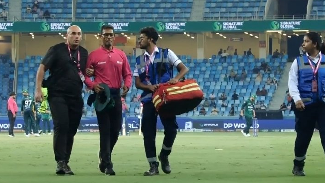 Chaos on the field! Umpire hit on ear by Pakistan fielder’s throw, play ...