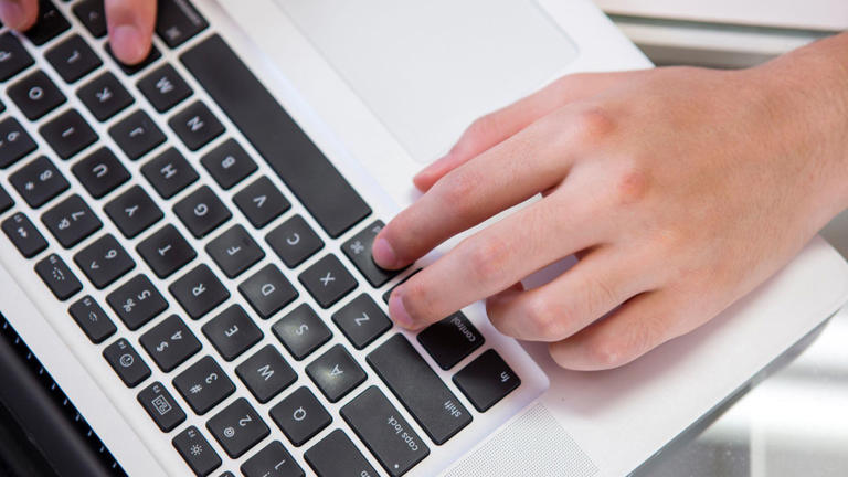 La forma correcta de limpiar el teclado del computador sin necesidad de ...