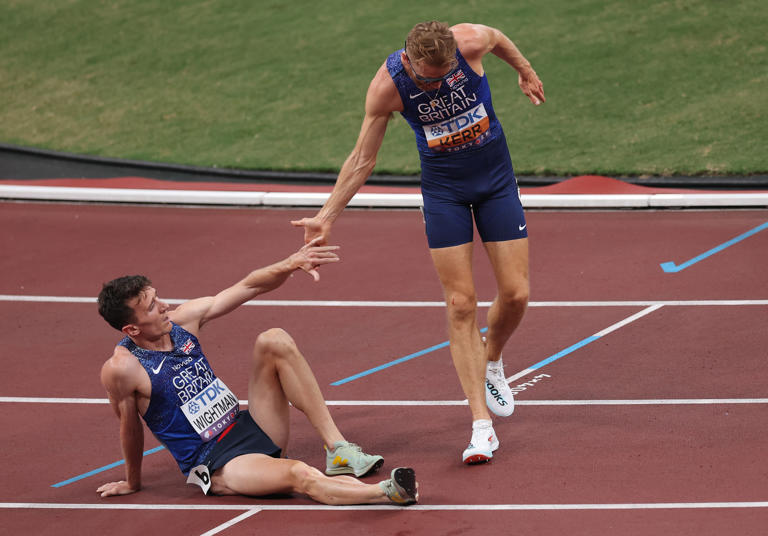 Josh Kerr limps over finish line after pulling up injured in World ...