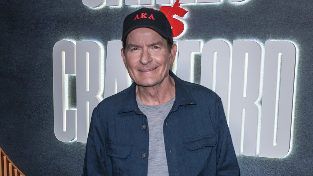 Charlie Sheen affirme avoir remarqué que « Matthew Perry n'était pas ...