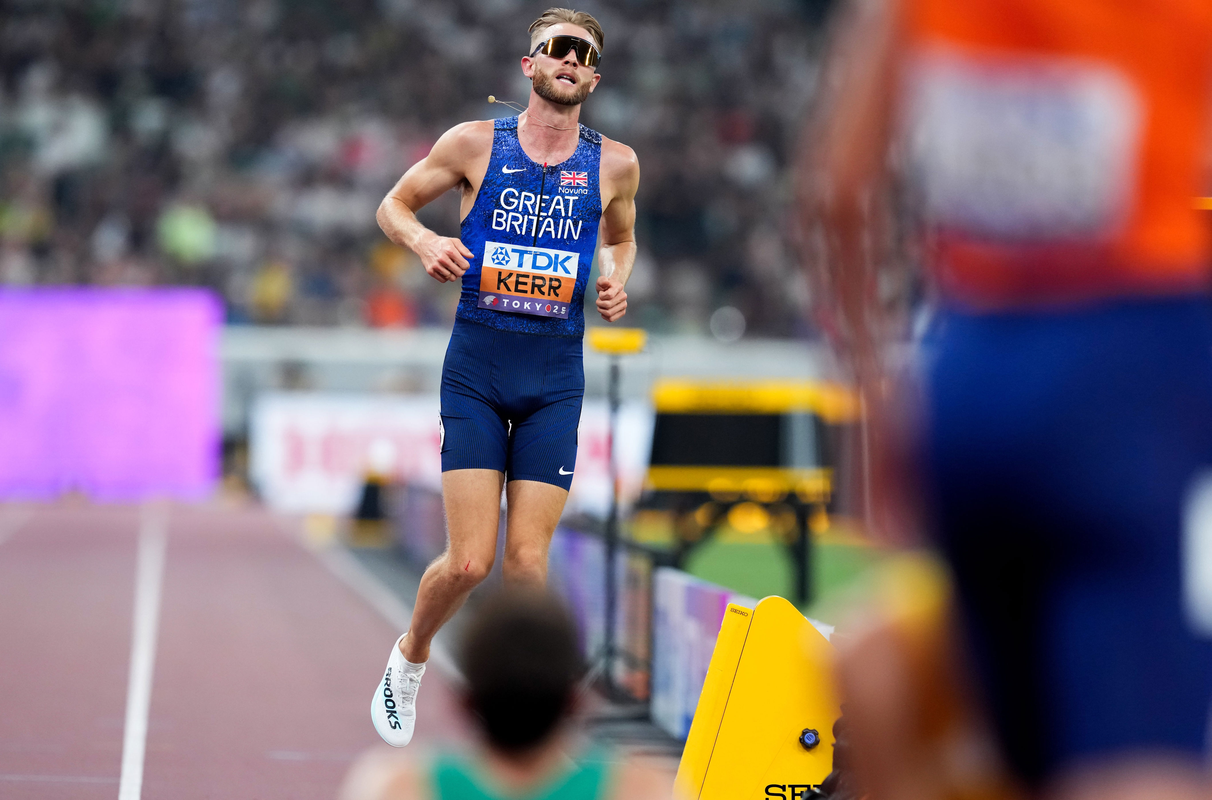 Josh Kerr limps over finish line after pulling up injured in World ...