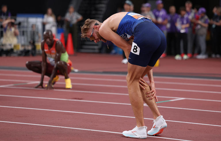 Josh Kerr limps over finish line after pulling up injured in World ...