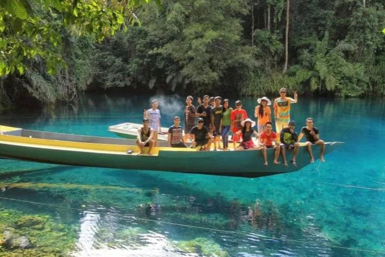 Panduan Wisata Labuan Cermin di Kalimantan Timur, Danau Dua Rasa yang ...