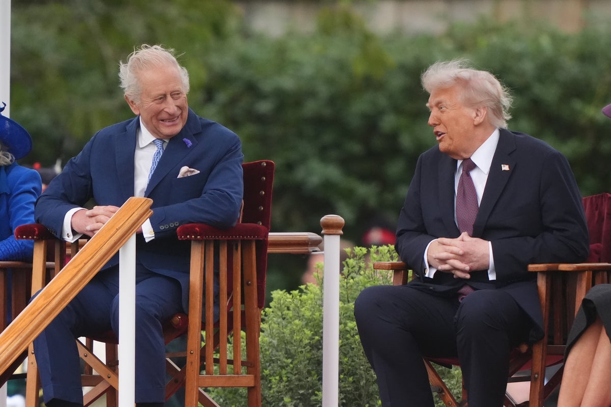 King and Trump exchange sword and book at state visit