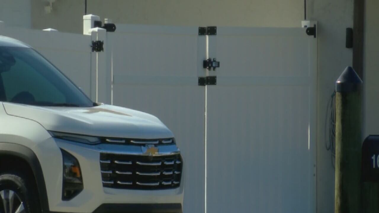 Florida man allegedly threw 3 young children over 6-foot fence after ...