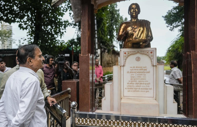 Paint thrown at statue of Bal Thackeray's wife Meenatai