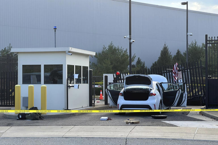 Car 'with message on window' crashes into FBI building