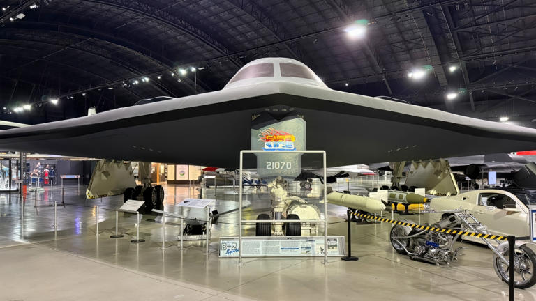 New photos of the B-21 Raider just revealed something analysts got ...