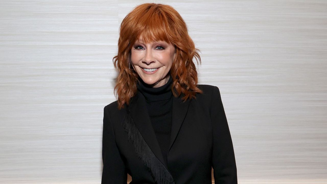 Reba McEntire proves that a brown leather sofa isn’t just furniture ...